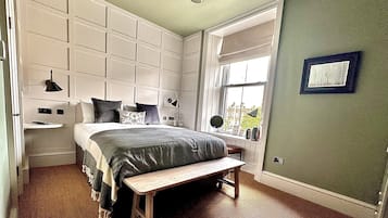 Quarto Duplo Deluxe, 1 cama king-size, Vista para a cidade | Roupa de alta qualidade, cofre no quarto, com decoração personalizada