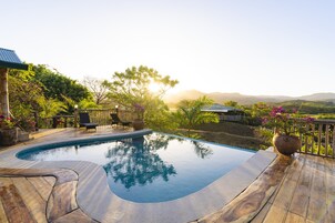 Piscina externa, funciona das 8h às 21h, guarda-sóis, espreguiçadeiras