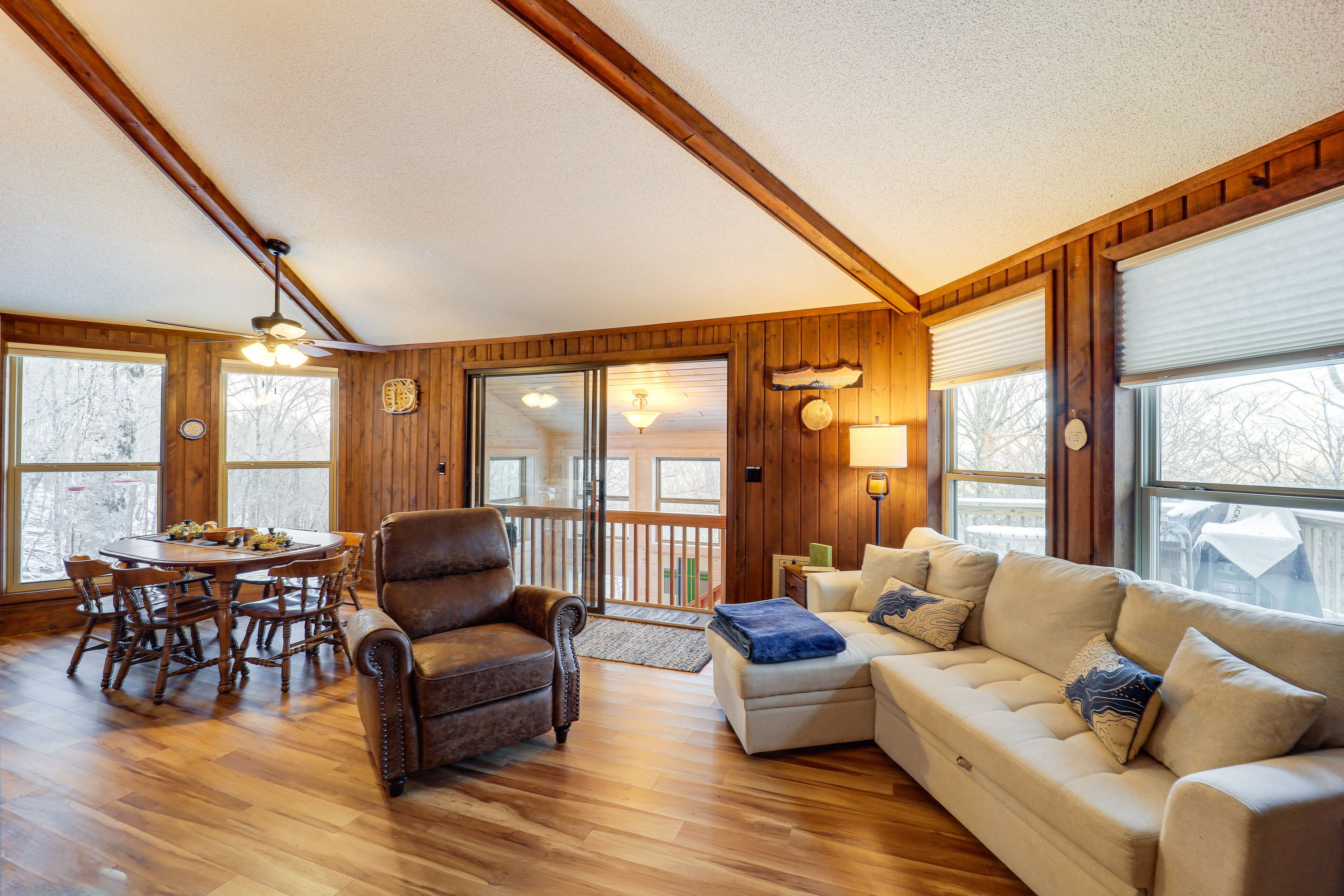 Beech Mountain Cabin W/ Deck: Half-mi To Skiing - Beech Mountain, NC