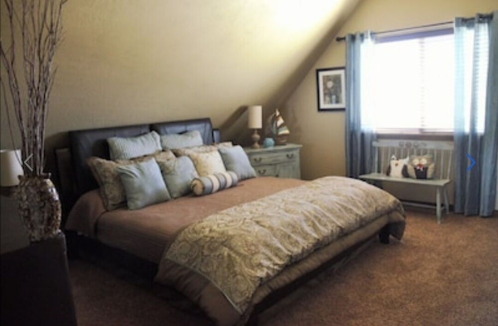 Beautiful 1500+ sq ft cabin with outdoor pool just steps off the patio ...