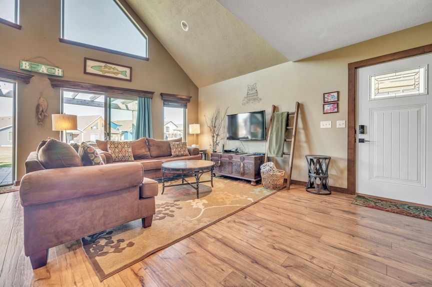 Beautiful 1500+ Sq Ft Cabin With Outdoor Pool Just Steps Off The Patio - Okoboji, IA