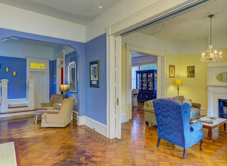 Victorian Home With Four Bedrooms And Four And One Half Bathrooms. - Vicksburg, MS