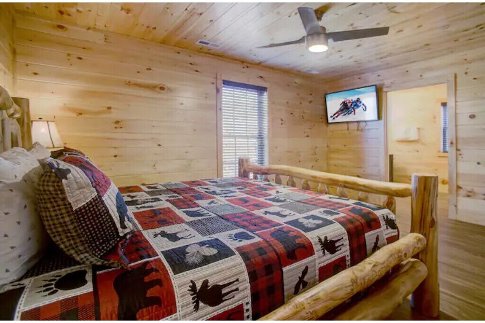 New Built 2023- upscale, central location, Indoor pool - Pigeon Forge ...