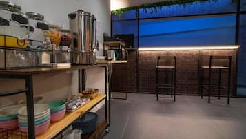 Uma cozinha moderna com parede de tijolos, área de bar com banquetas e janela com vista.