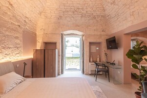 Suite Júnior, 2 quartos, piscina privativa | Lençóis italianos Frette, roupa de alta qualidade, edredões de penas 