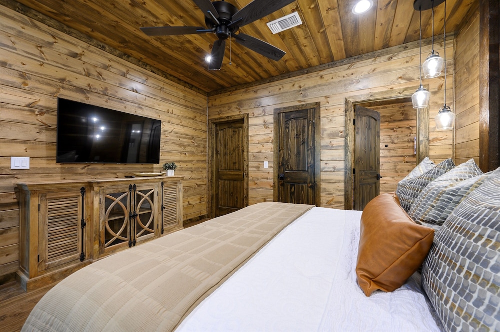 FULL HOUSE - New Luxury Cabin - 4BR/4BA Sleeps 12 - Great Location ...