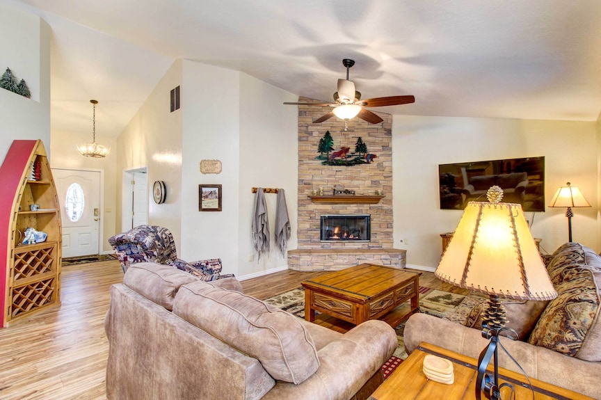 Winter Hikes & Ice Fishing Fun: Cozy Show Low Home - 肖洛