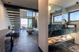 Suíte premium, terraço, vista para o mar | Banheiro | Produtos de toalete de grife, secador de cabelo, roupões de banho