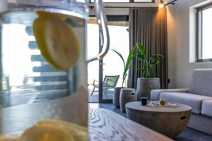 Suíte premium, terraço, vista para o mar | Opções para refeição no quarto