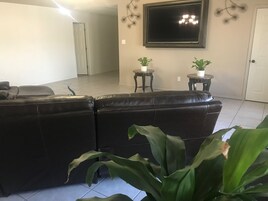 Casa família | Área de estar | Smart TV 32 polegadas com canais via satélite, Netflix, Hulu