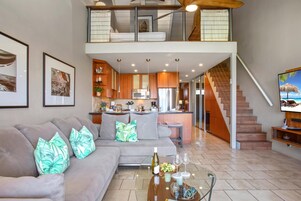 Vila, 3 quartos (Oceanfront, Sleeps 8 (PKC-404)) | Sala de estar | TV