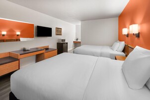 Quarto, 2 camas queen-size, não fumadores | Secretária, Wi-fi grátis, roupa de cama fornecida 