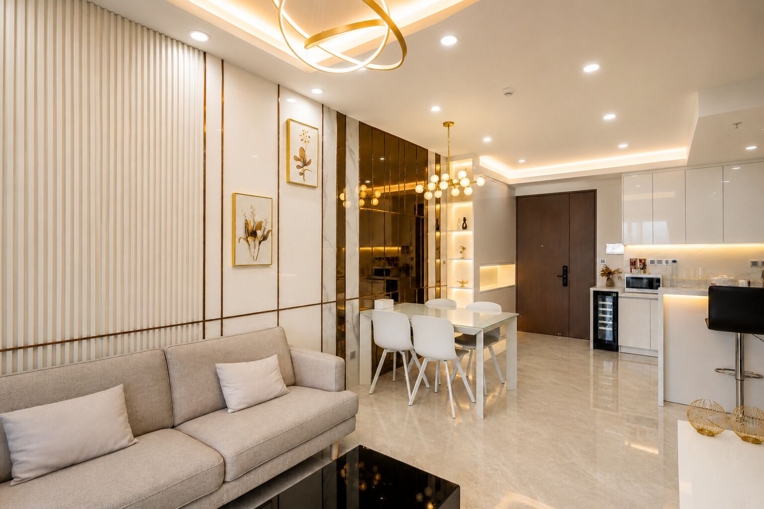 Uma sala de estar moderna com sofá, mesa de jantar e cadeiras. Há uma área de cozinha com armários e micro-ondas.