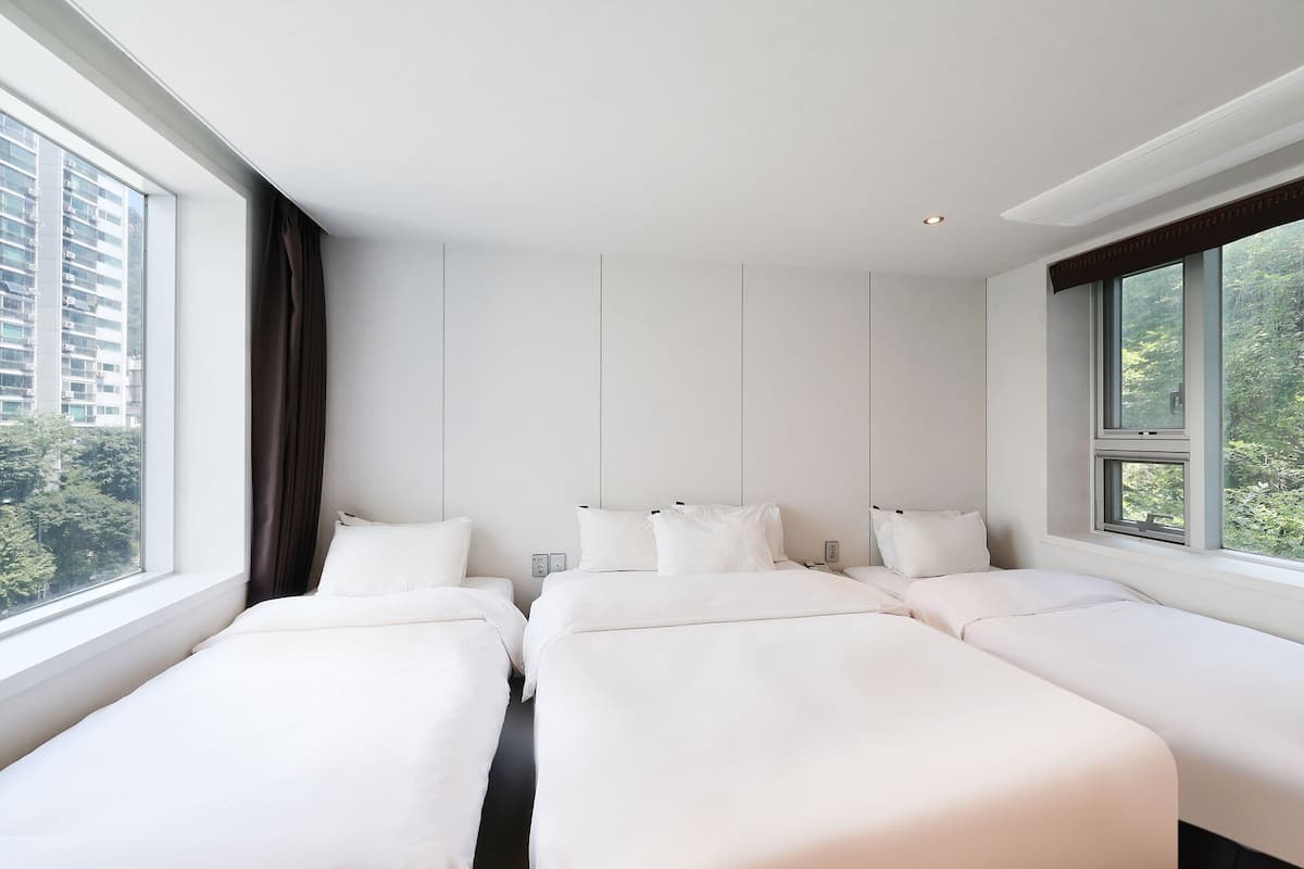 Quarto triplo família | Roupas de cama premium, edredons de pluma