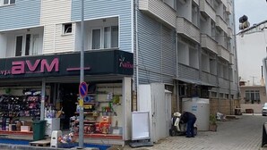Um edifício com vários andares e uma fachada com a inscrição 'AVM'.