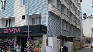 Um edifício com vários andares e uma loja no andar térreo.