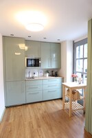 Um frigorífico no espaço comum, um micro-ondas no espaço comum 