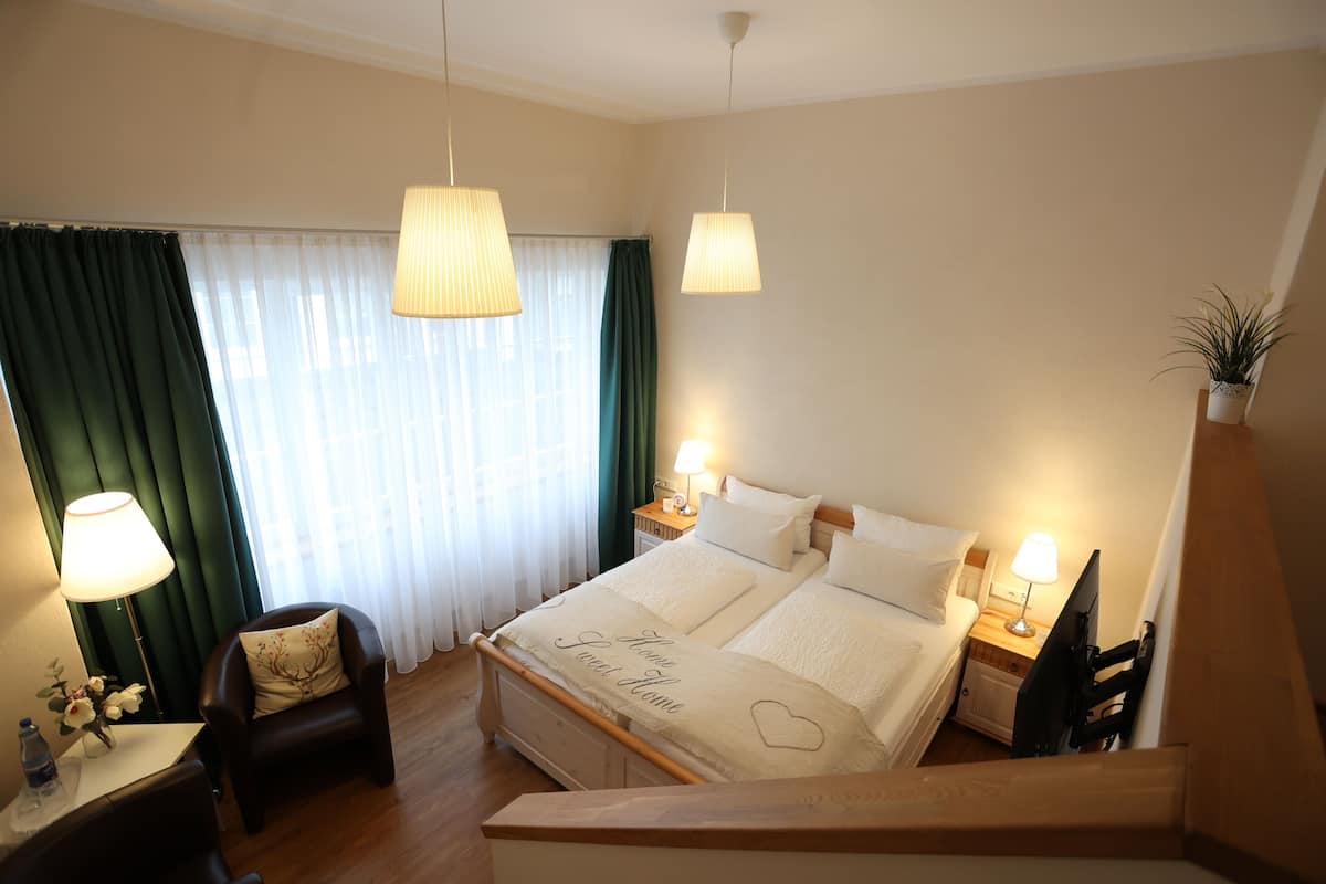 Quarto casal econômico | 1 quarto, roupas de cama antialérgicas, escrivaninha, cortinas blackout