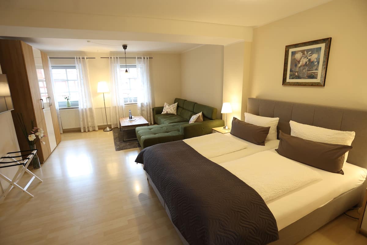 Quarto quádruplo família | 1 quarto, roupas de cama antialérgicas, escrivaninha, cortinas blackout
