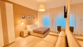Quarto Triplo Clássico | Cofre no quarto, Wi-fi grátis, roupa de cama fornecida