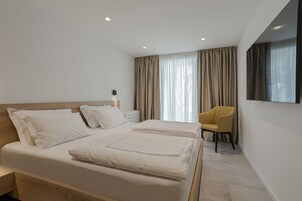 Quarto Deluxe, 1 cama king-size | Roupa de alta qualidade, camas de colchão viscoelástico, minibar 