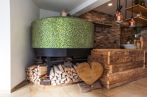 Uma cozinha moderna com fogão em mosaico, armários de madeira e uma decoração em formato de coração.