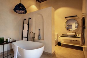 Quarto Duplo Superior | Casa de banho | Produtos de higiene exclusivos, roupões, toalhas fornecidas, sabão 
