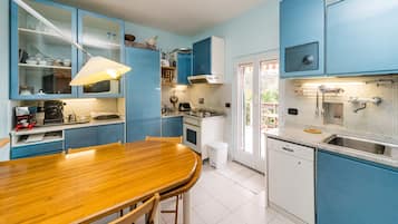 Vila executiva | Cozinha privada | Máquina de café expresso, chaleira elétrica, cadeirão de bebê