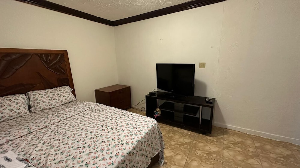 Hidden Gem 2 Bedroom Apartment Coral Harbor Canal In Walking Distance To Beach - Nassau