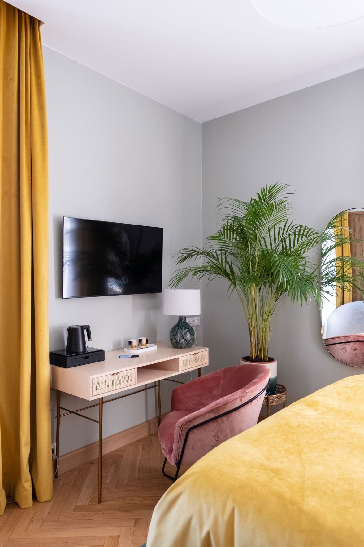 Roupas de cama premium, cofres nos quartos, escrivaninha