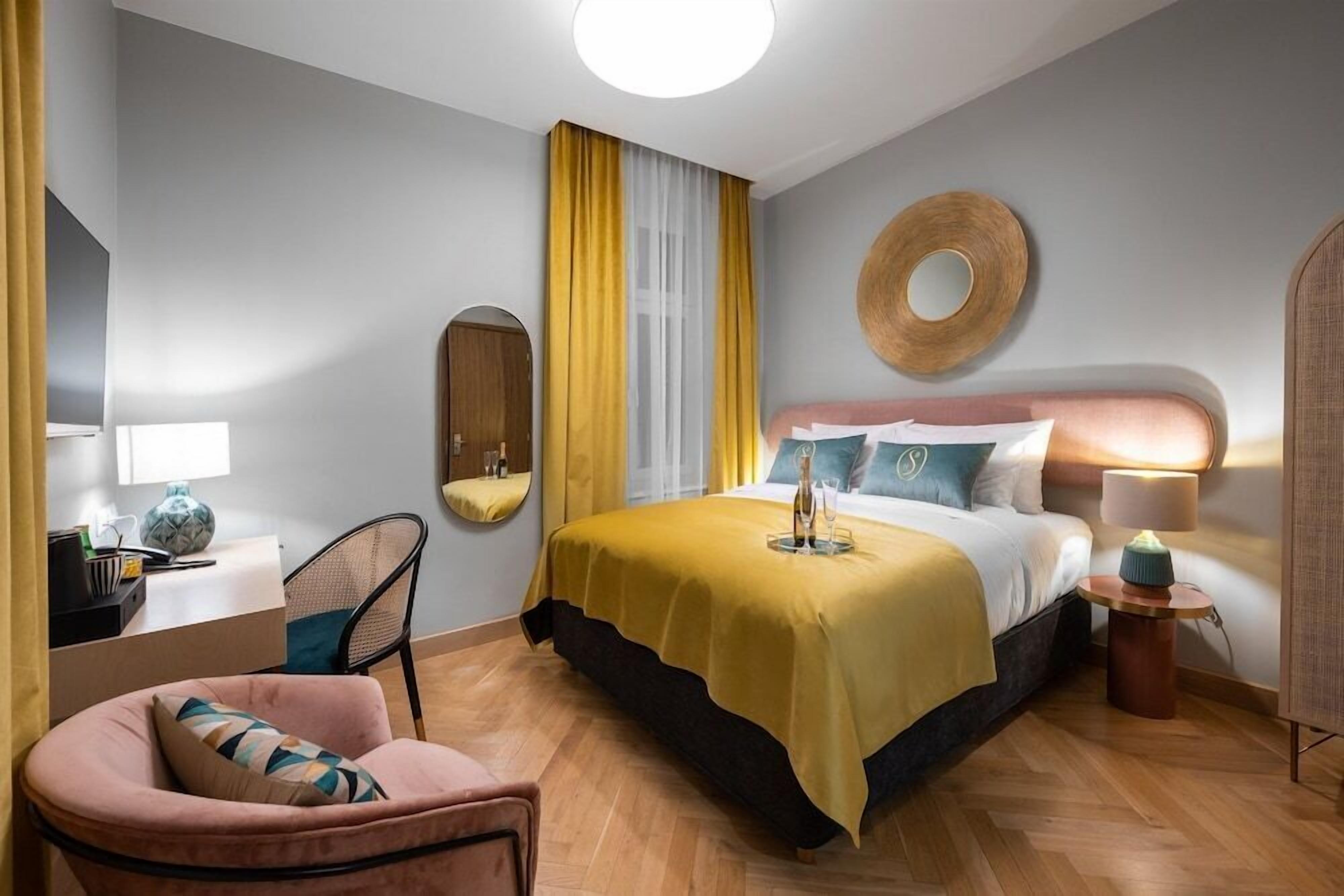 Roupas de cama premium, cofres nos quartos, escrivaninha