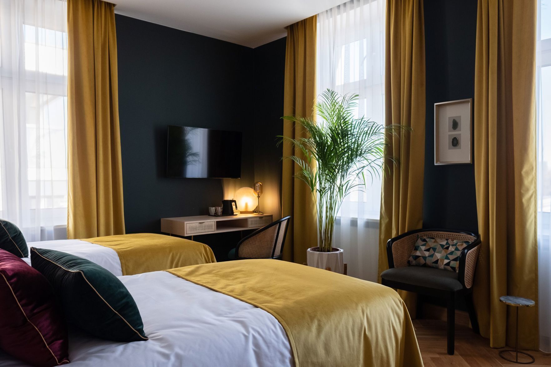 Roupas de cama premium, cofres nos quartos, escrivaninha