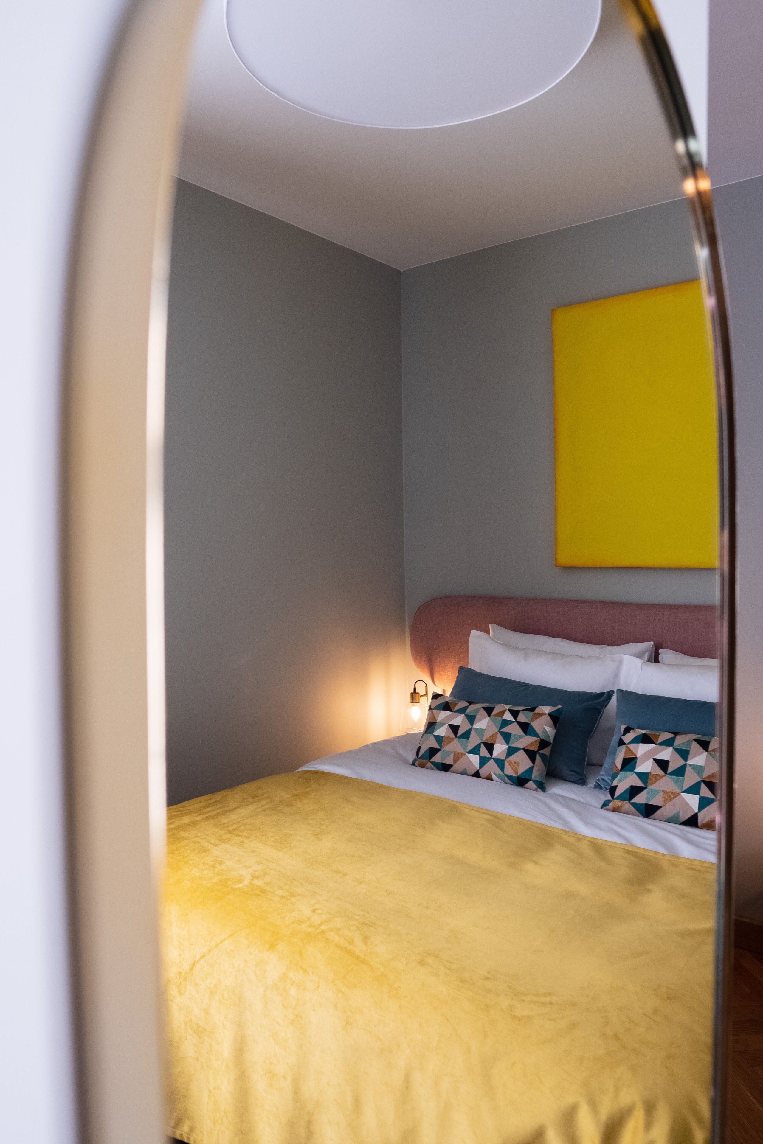 Roupas de cama premium, cofres nos quartos, escrivaninha