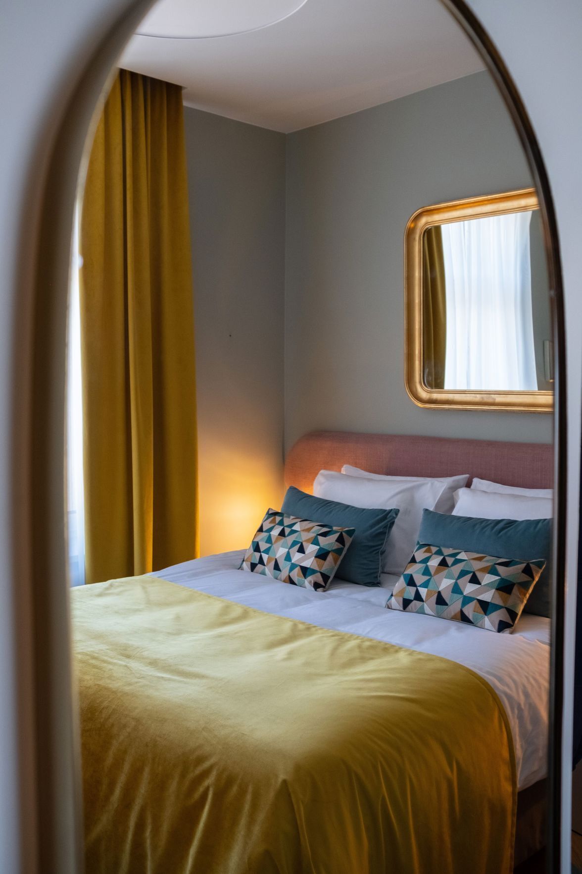 Roupas de cama premium, cofres nos quartos, escrivaninha