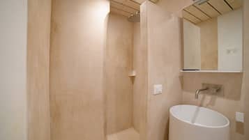 Quarto superior, 1 cama King, banheiro privativo, no piso térreo | Banheiro | Produtos de toalete grátis, secador de cabelo, roupões de banho