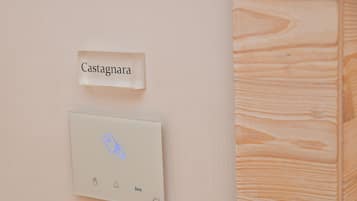 Quarto casal design, banheiro privativo, no piso térreo | Roupas de cama premium, edredons de pluma