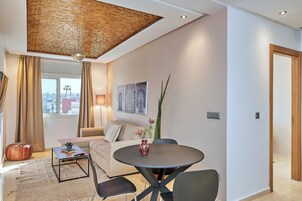 Apartamento Standard | Sala de estar | Smart TV de 45 polegadas com canais via satélite, televisor 