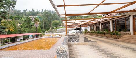 14 piscinas externas