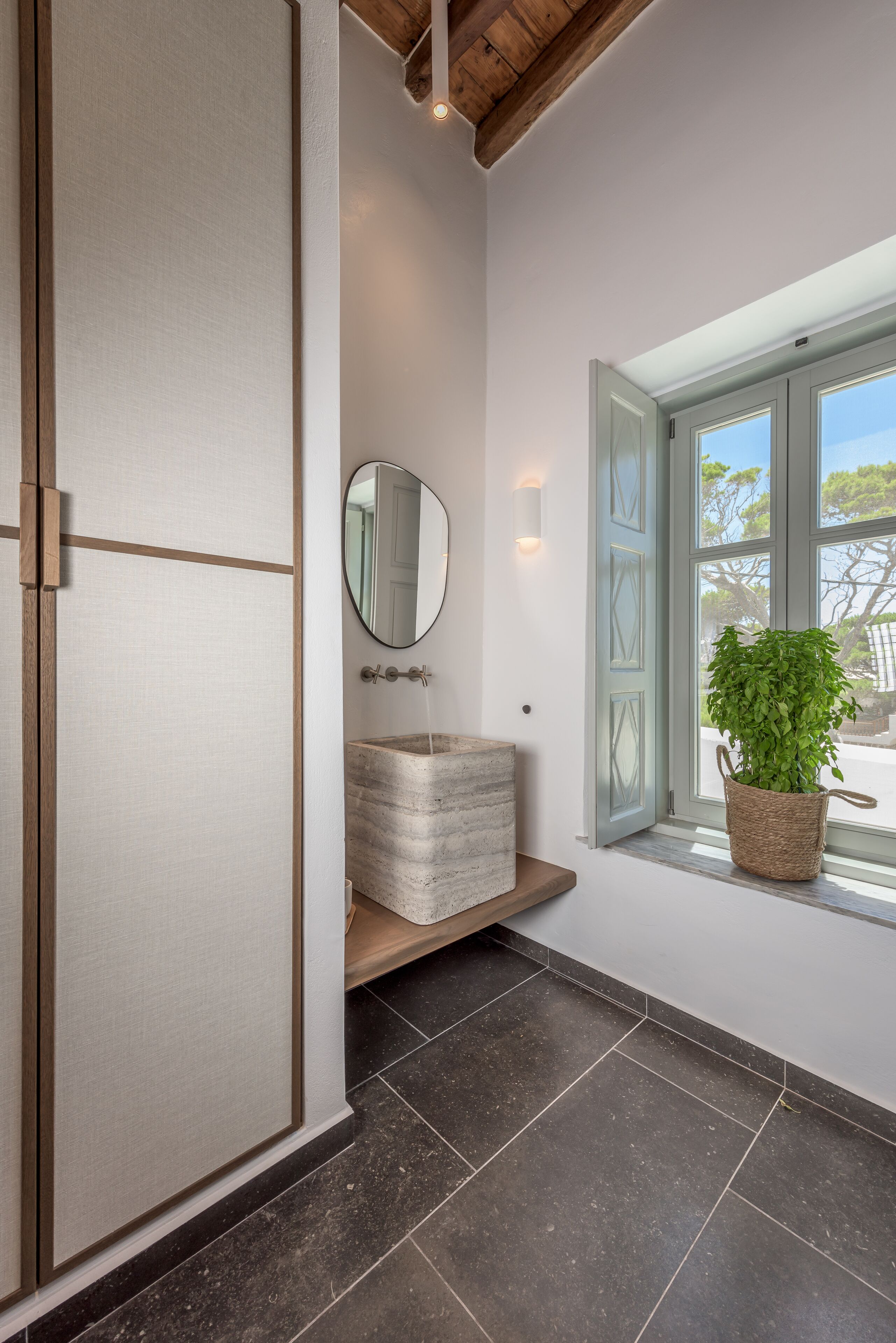 Villa Design | Casa de banho | Um polibã, um chuveiro de hidromassagem, um secador de cabelo, chinelos 