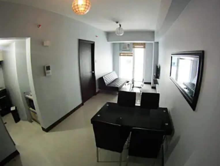 Comfy, Spacious 1br Unit +Balcony, Wifi, Smart Tv & Netflix-ready, Pool, Gym - Quezon City