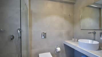 Quarto Duplo Básico | Casa de banho | Um polibã, um chuveiro fixo, um secador de cabelo, toalhas fornecidas