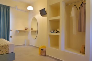 Quarto casal básico | Escrivaninha, Wi-Fi de cortesia, roupa de cama