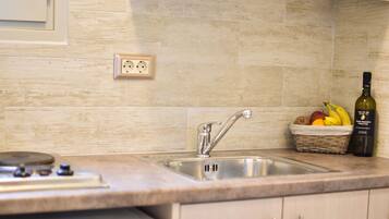 Quarto Duplo Básico | Cozinha privada | Minifrigorífico, uma chaleira elétrica, utensílios de cozinha