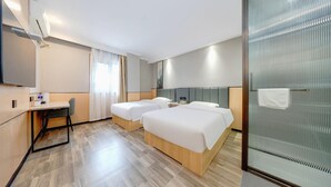 Quarto de hotel com duas camas, uma escrivaninha, uma cadeira, uma televisão e um painel de vidro.