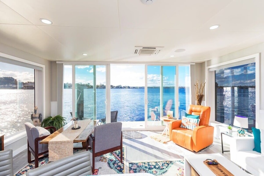 New Floating Luxury: Unique Houseboat Retreat - Jacksonville