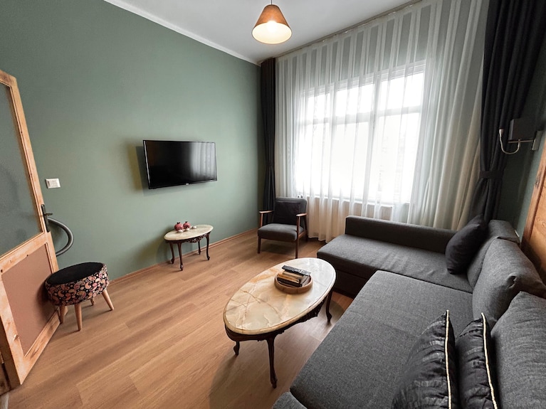 Golden Horn Gem: 3-bedroom Apartment With Scenic Terrace And Seaside Location - 이스탄불