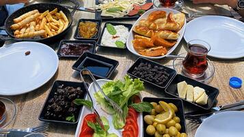 Café da manhã com pratos da culinária local grátis todos os dias