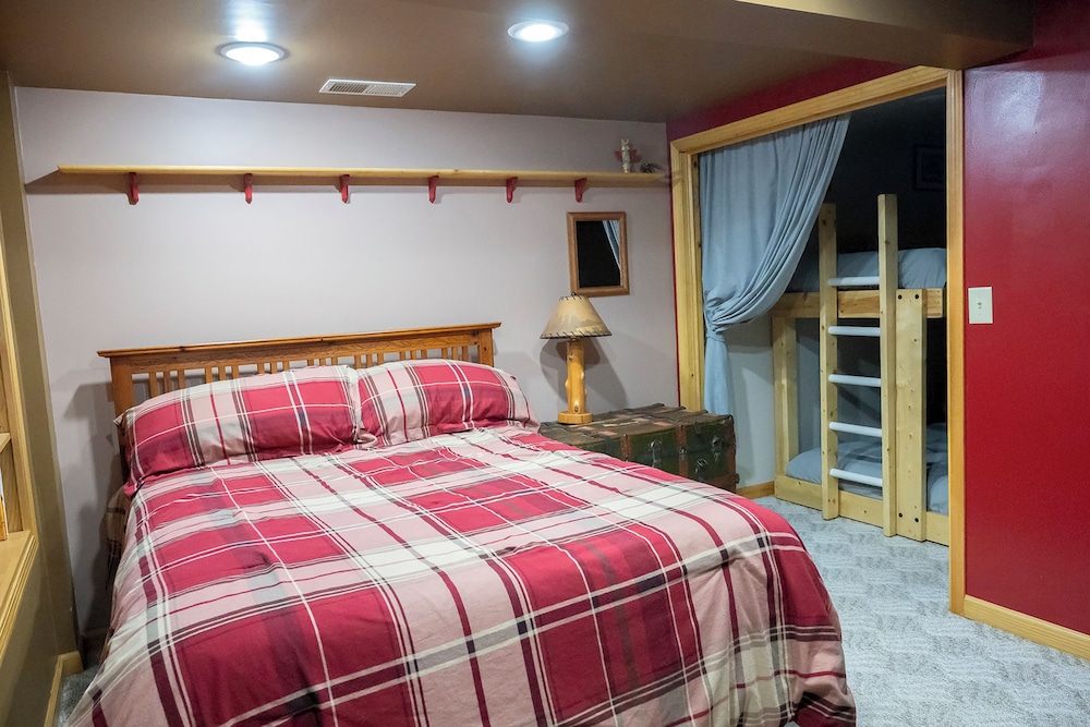 Peaceful 5-Bedroom Family Retreat - Main House & Cabin on Camp Lake ...