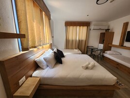 Quarto casal luxo, geladeira | Frigobar, cofres nos quartos, escrivaninha, Wi-Fi de cortesia