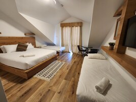Estúdio luxo, sacada, vista para a montanha | Frigobar, cofres nos quartos, escrivaninha, Wi-Fi de cortesia